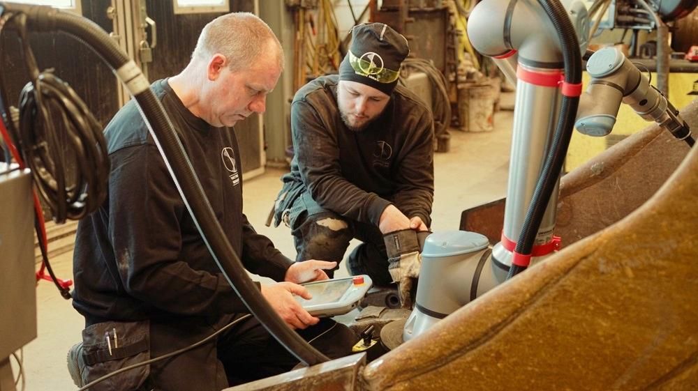 The latest generation of highly portable, easy-to-program collaborative ...